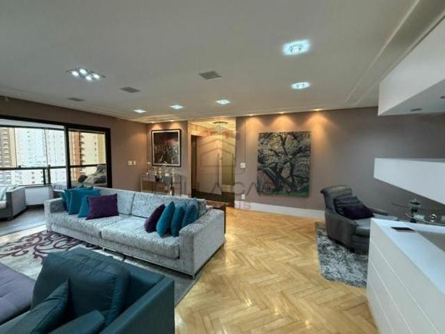 Apartamento à venda com 230m2, 4 quartos sendo todos suítes e 4 vagas