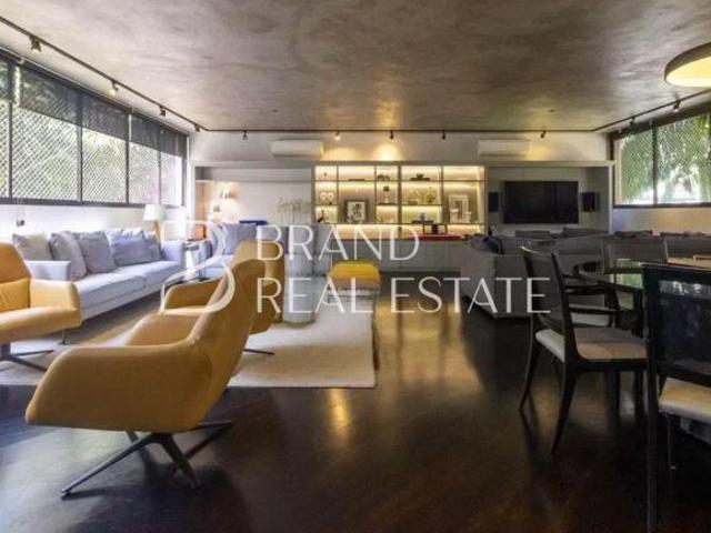 Apartamento à venda com 275 m², sendo 3 suítes, em Moema