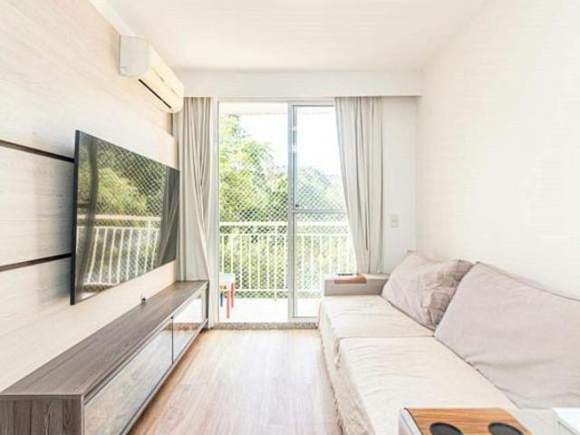 Apartamento à venda com 2 dormitórios, sacada e vaga no Morro Santana