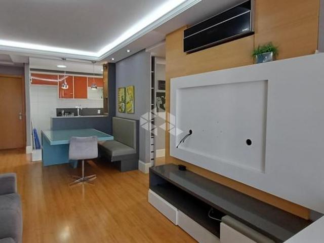 Apartamento à venda com 2 dormitórios, 1 suíte, sacada fechada com churrasqueira, semi mobiliado, 1