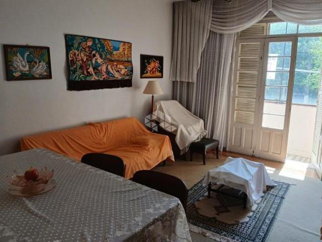 Apartamento à venda com 2 quartos com sacada no bairro Bom Fim!