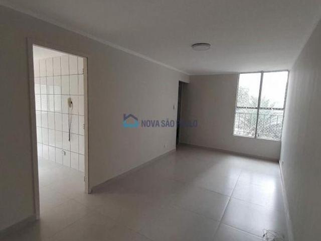 Apartamento à venda com 2 quartos próximo ao Shopping Plaza Sul, vago, reformado