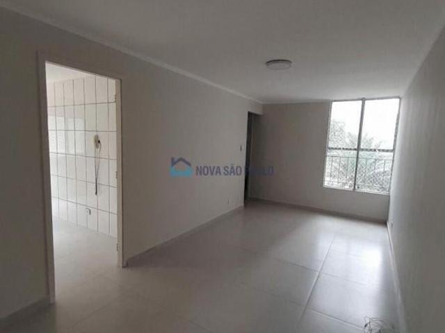 Apartamento à venda com 2 quartos próximo ao Shopping Plaza Sul, vago, reformado