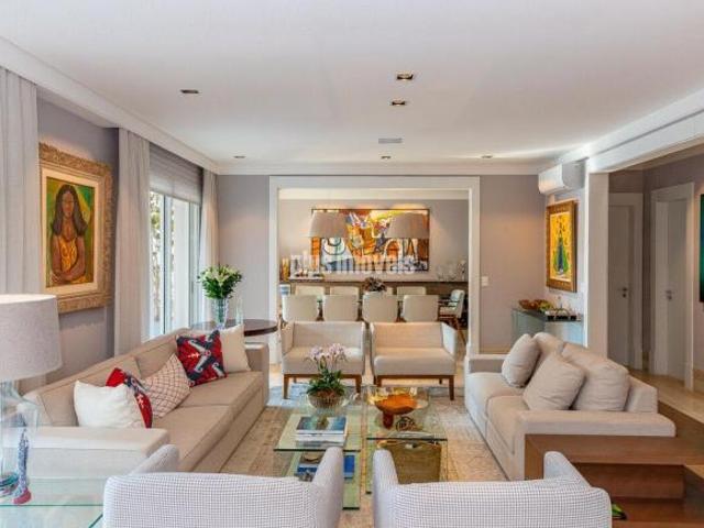 Apartamento à Venda com 300m² Moema