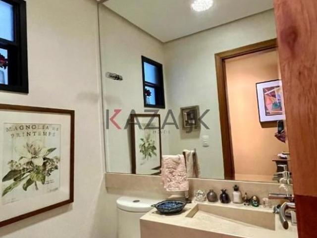 Apartamento à venda com 3 dts com armários embutidos, sendo 1 suíte. São 2 ótimas salas, varanda