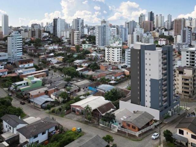 Apartamento à venda com 3 dormitórios, sendo 1 suíte, 2 vagas, Panazzolo, Caxias do Sul, RS
