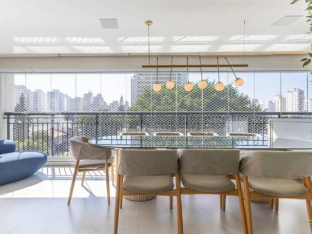 Apartamento á Venda com 3 quartos em Moema