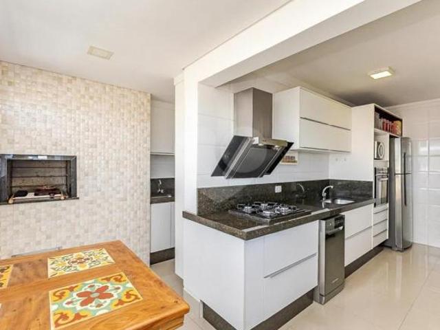 Apartamento á venda com 3 quartos, sacada e churrasqueira no Portão