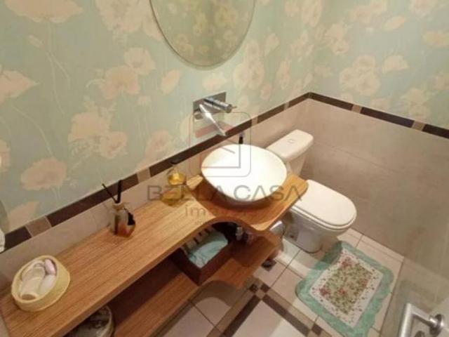Apartamento à venda com 3 quartos, sendo 1 suíte, e 2 banheiros no total