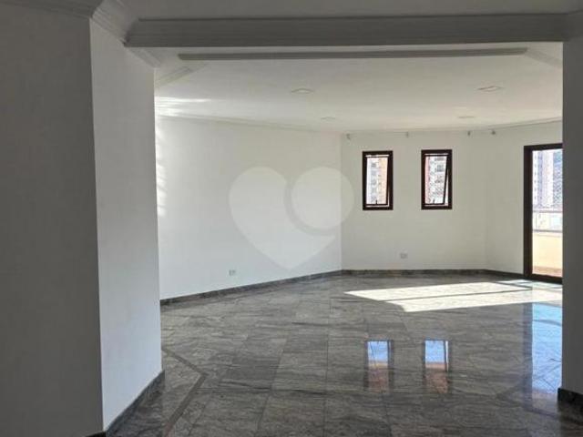 Apartamento à Venda com 3 suites e 2 vagas no Edifício Vivenda da Serra