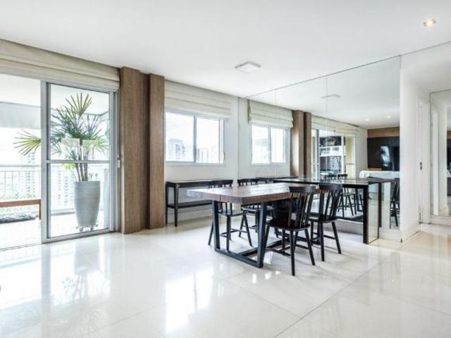 Apartamento à venda com varanda gourmet em Condomínio Clube na Vila Andrade 107m²