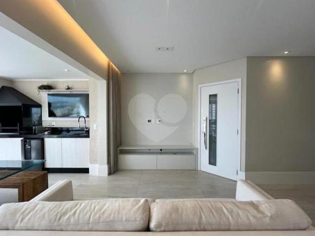 Apartamento a venda com varanda gourmet reformado em Santana