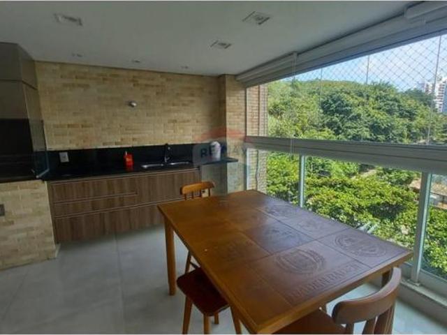 Apartamento à venda com vista para a Praia das Astúrias no Guarujá, SP