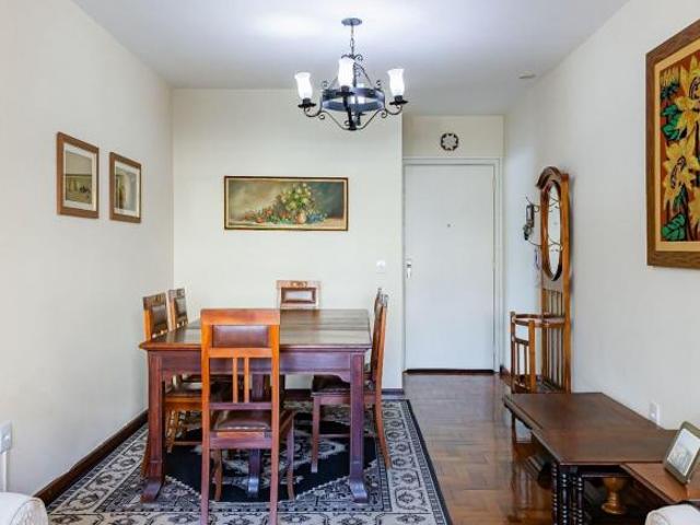 Apartamento a venda com dois dormitorios e vaga coberta no bairro Menino Deus