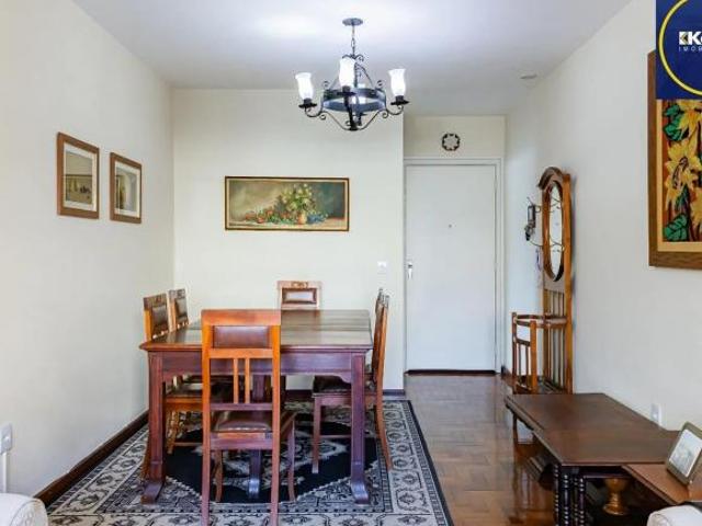 Apartamento a venda com dois dormitorios e vaga coberta no bairro Menino Deus