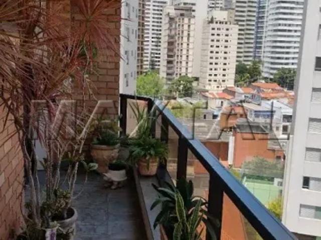 Apartamento à venda de 206 m², com sacada, 4 dormitórios, sendo 2 suítes, e 3 vagas, na Aclimação