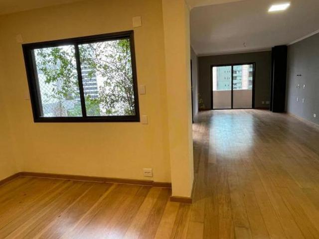 Apartamento á venda de 209m², com 3 suítes e 3 vagas no Itaim