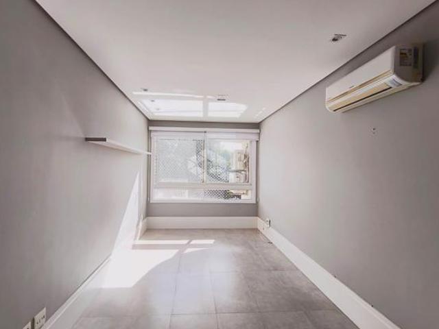 Apartamento à venda de 2 dormitórios, 1 suíte, lareira, churrasqueira, vaga coberta e semi mobiliado