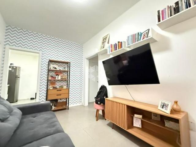 Apartamento a venda de 2 dormitórios, térreo, pátio, 62m², na Cidade Baixa, Port