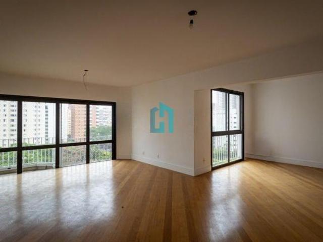 Apartamento à venda e aluguel em Moema, SP