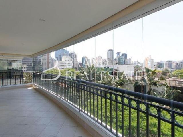 Apartamento á venda e locação de 212 m², com 4 suítes e 4 vagas no bairro Vila Nova Conceição