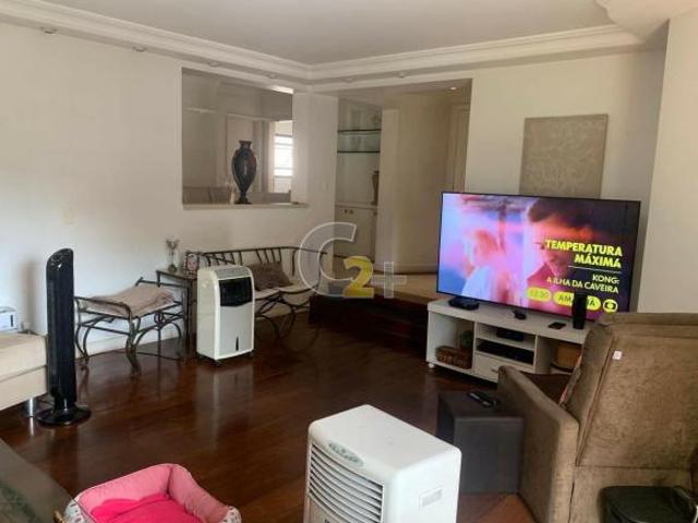 Apartamento à venda em Moema com 4 quartos, sendo 2 suítes e 3 vagas
