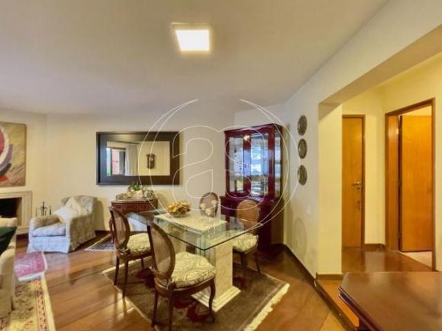 APARTAMENTO À VENDA EM MOEMA COM 142m², 4 QUARTOS SENDO 2 SUÍTES e 2 VAGAS DE GARAGEM