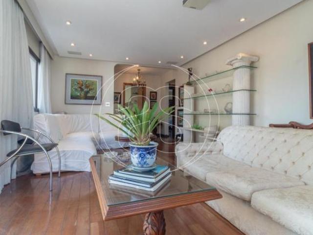 Apartamento à venda em Moema com 155m², 3 suítes, 3 vagas de garagem e depósito