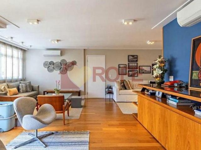 Apartamento à venda em Moema com 167m²
