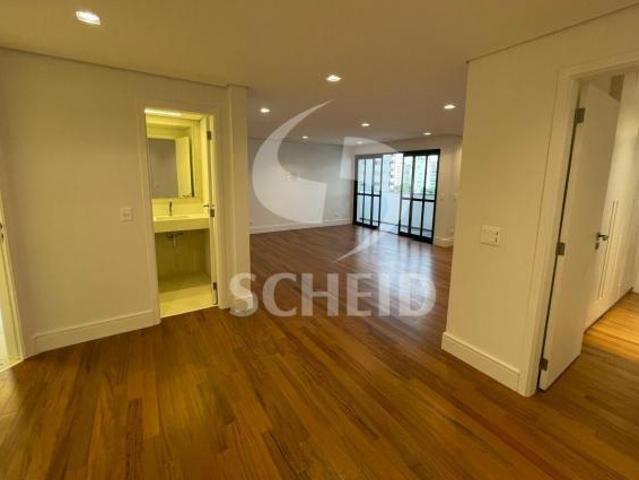 Apartamento à Venda em Moema com 181m², 3 dormitórios suítes e 3 vagas