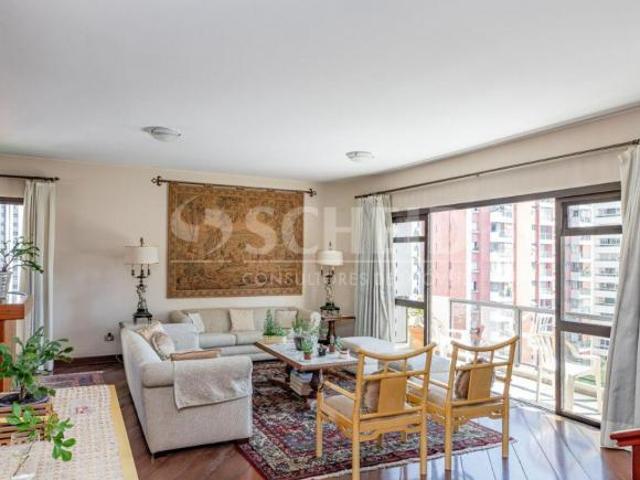 Apartamento á Venda em Moema com 185m², 4 quartos sendo 1 suíte, 3 vagas
