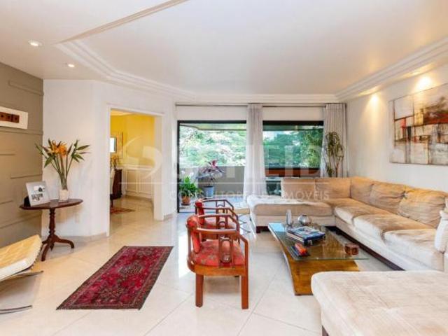 Apartamento á Venda em Moema com 200m², 4 quartos sendo 3 suítes, 3 vagas