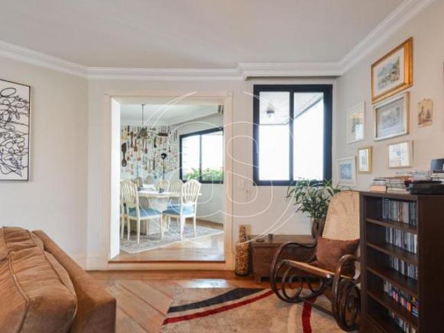 APARTAMENTO À VENDA EM MOEMA COM 202m², 3 SUÍTES e 3 VAGAS DE GARAGEM