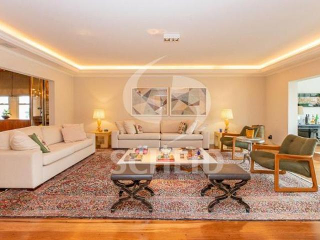 Apartamento á Venda em Moema com 306m², 3 quartos sendo 3 suítes, 4 vagas