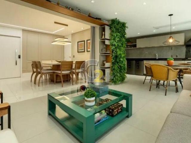 Apartamento à venda em Moema com 3 suítes e 4 vagas