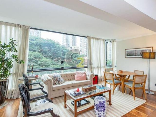 Apartamento à venda em Moema com 3 suítes e 4 vagas
