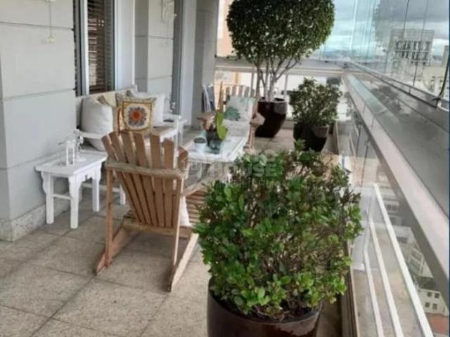 Apartamento à venda em Moema de 275m², 3 suítes, varanda e 4 vagas