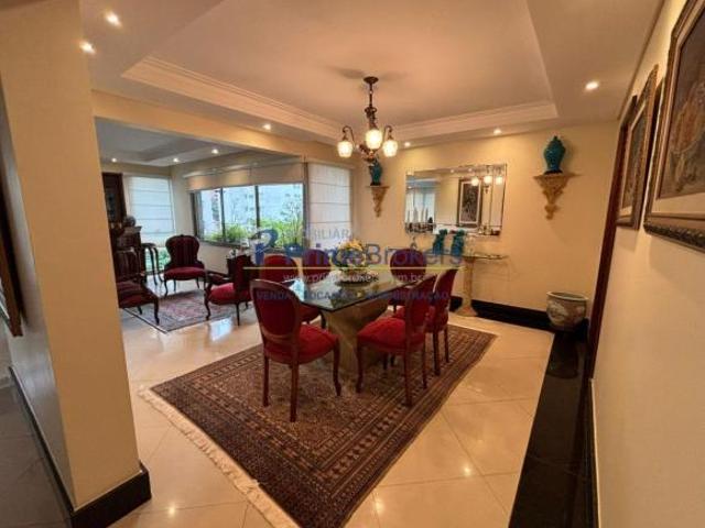 Apartamento à Venda em Moema de 230 m² com 4 quartos