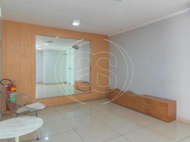 APARTAMENTO À VENDA EM MOEMA, FORA DA ROTA DOS AVIÕES, 2 QUARTOS, VARANDA E 1 VAGA DE GARAGEM