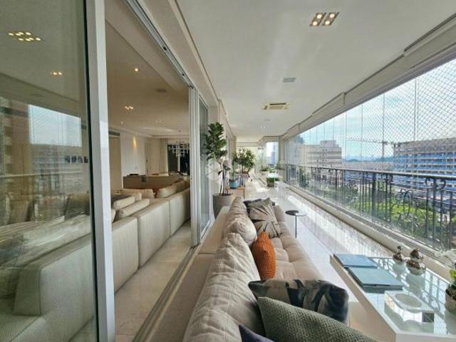 Apartamento à Venda em Moema fora de rota 400 m², Varanda Gourmet, 4 suítes, 5 vagas