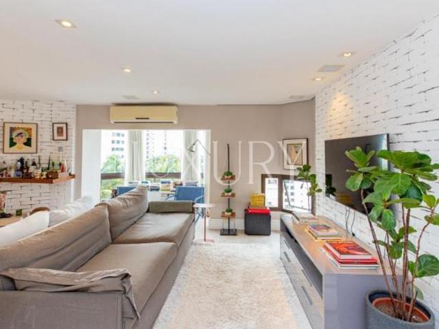 Apartamento a venda em Moema, 172 m², 3 suites, 3 vagas, fora da rota dos aviões
