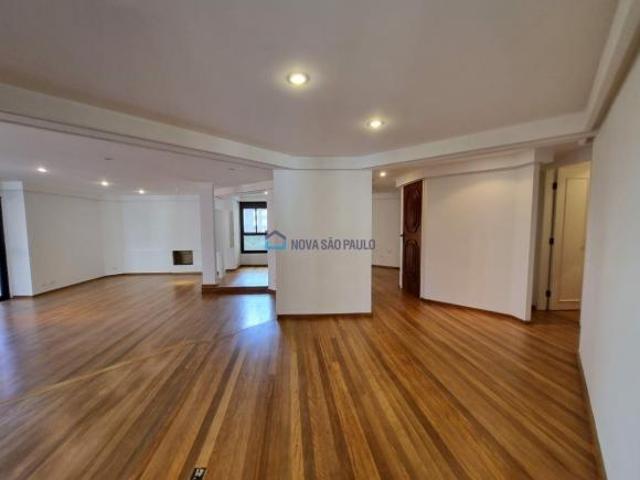 Apartamento à venda em Moema. 242 m², 3 suites e 4 vagas. Fora da rota de aviões