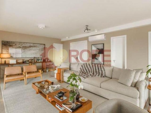 Apartamento à venda em Moema, 306 m² com 4 suítes, andar alto fora da rota de aviões, lazer completo