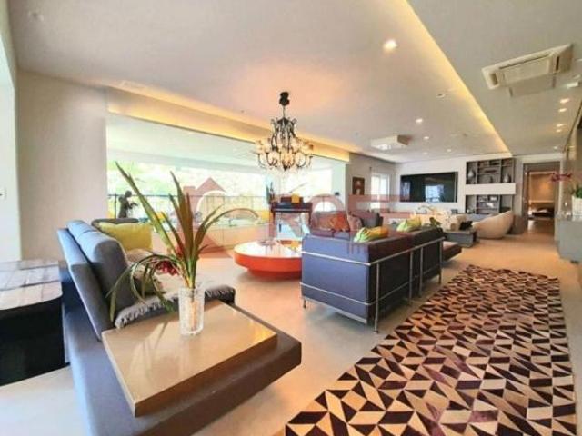 Apartamento à venda em Moema, 306 m² com 4 suítes, andar alto fora da rota de aviões, lazer completo