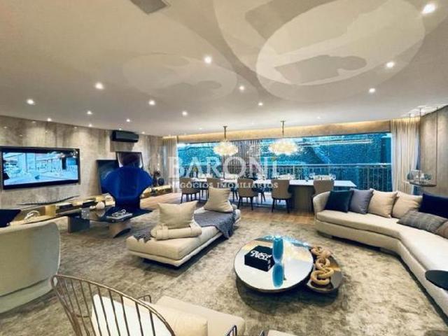 Apartamento à venda em Moema