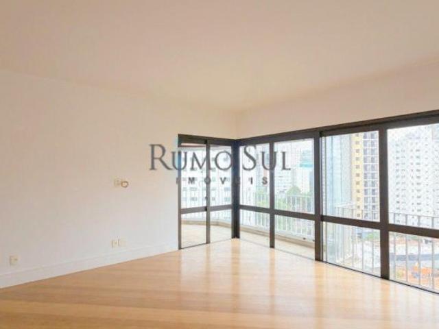 Apartamento à venda em Moema