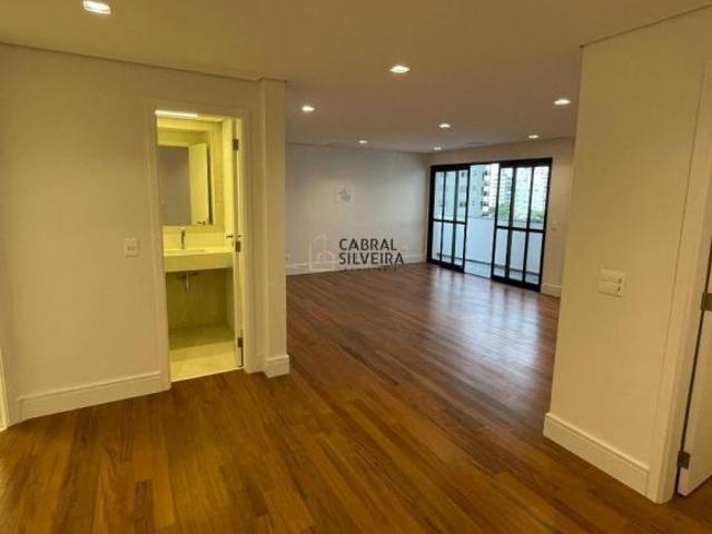 Apartamento à venda em Moema