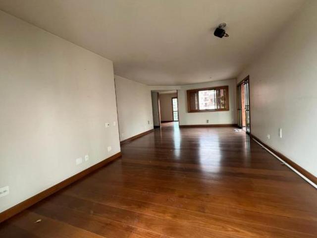 Apartamento à venda em Moema