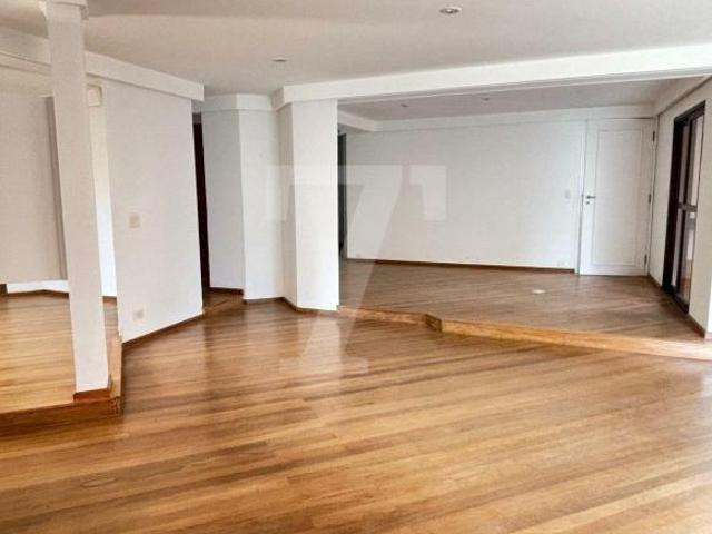 Apartamento à venda em Moema