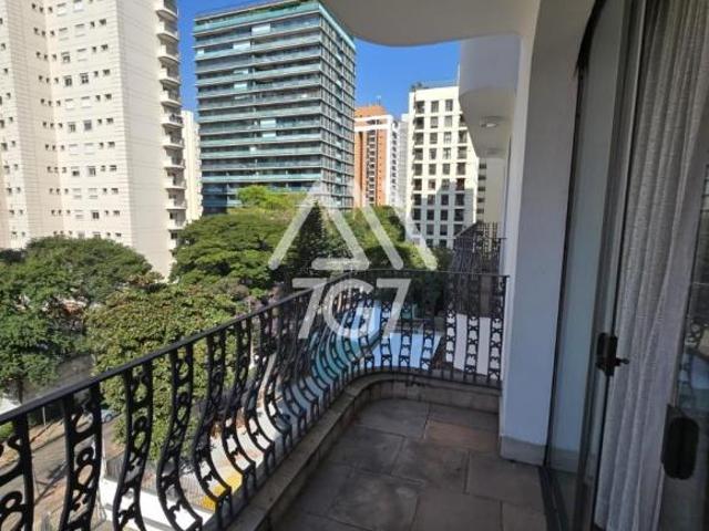 APARTAMENTO À VENDA EM MOEMA
